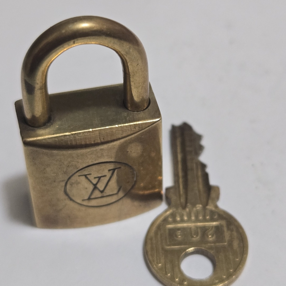 Rare 200's Series Louis Vuitton Lock And Key. - Gem